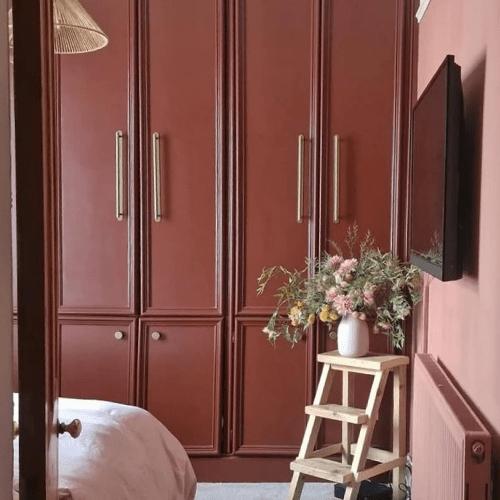 Wardrobe knob store
